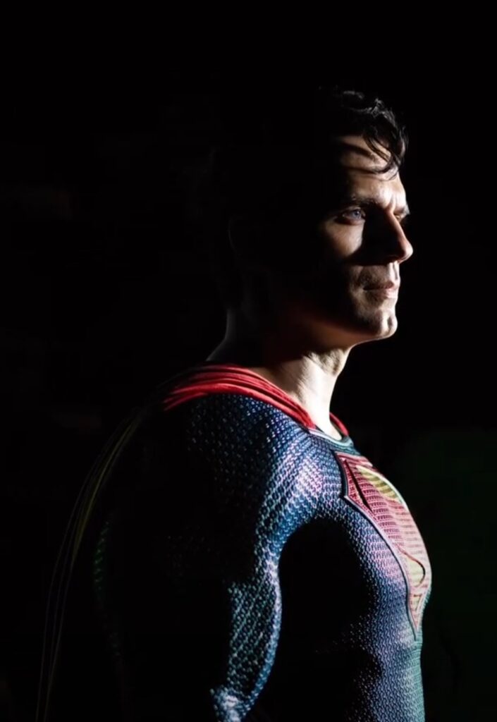 Henry Cavill anuncia oficialmente su regreso como Superman